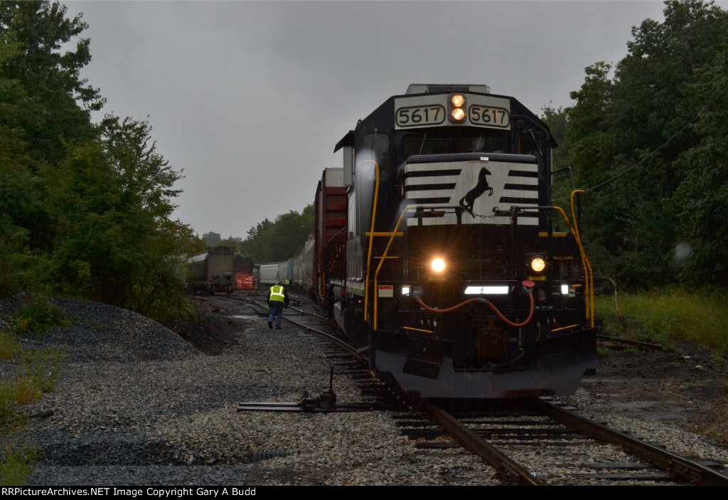 NORFOLK SOUTHERN GP38-2 5617 PUSHING A CUT OF CARS